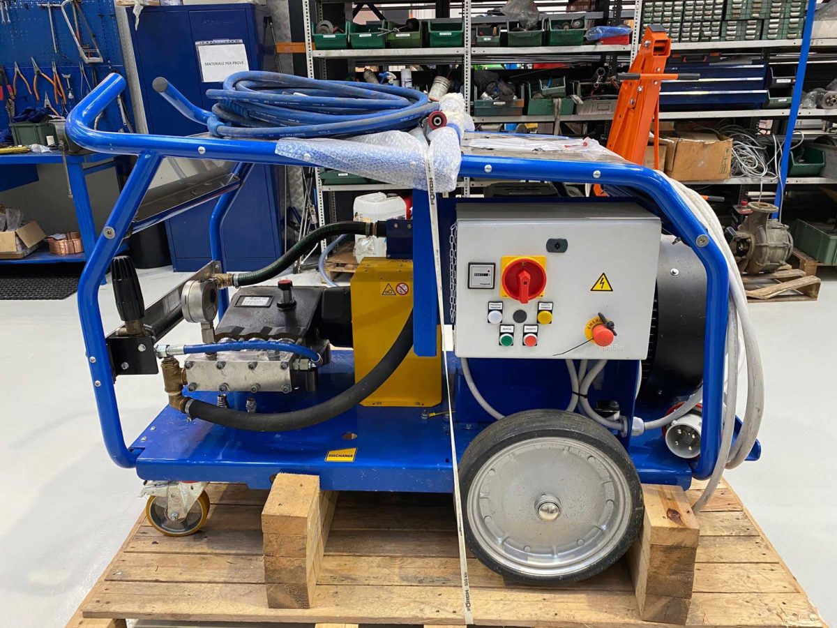 Waterblasting units rental PTC - Compact high pressure hydrodynamic ...