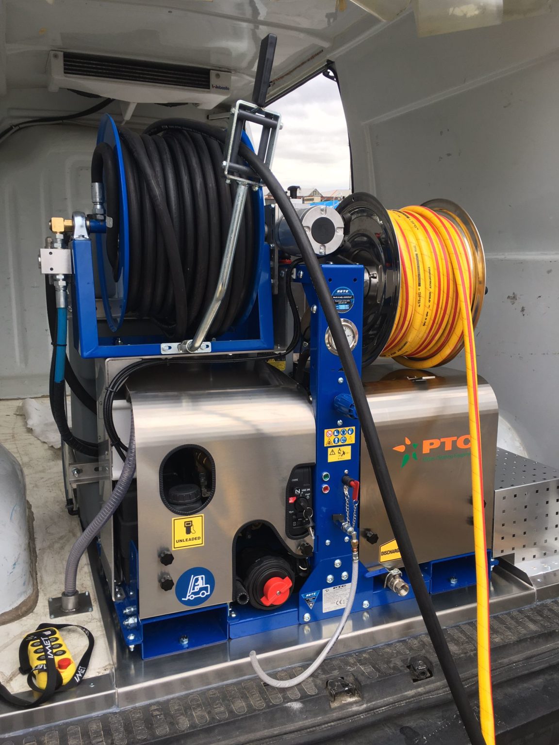 Sewer maintenance: which equipment using, for washing pipes